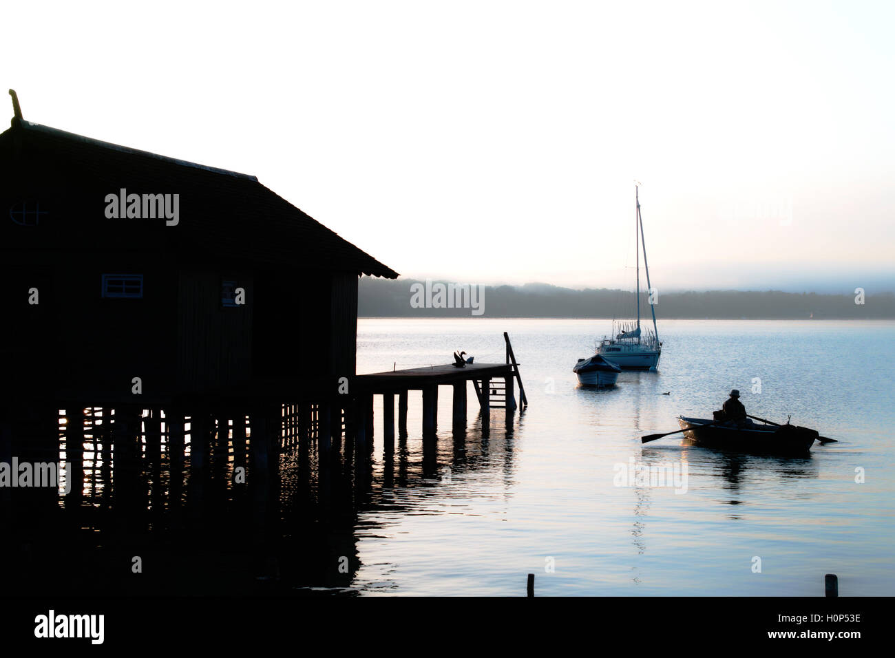 Lakeside setting hi-res stock photography and images - Alamy