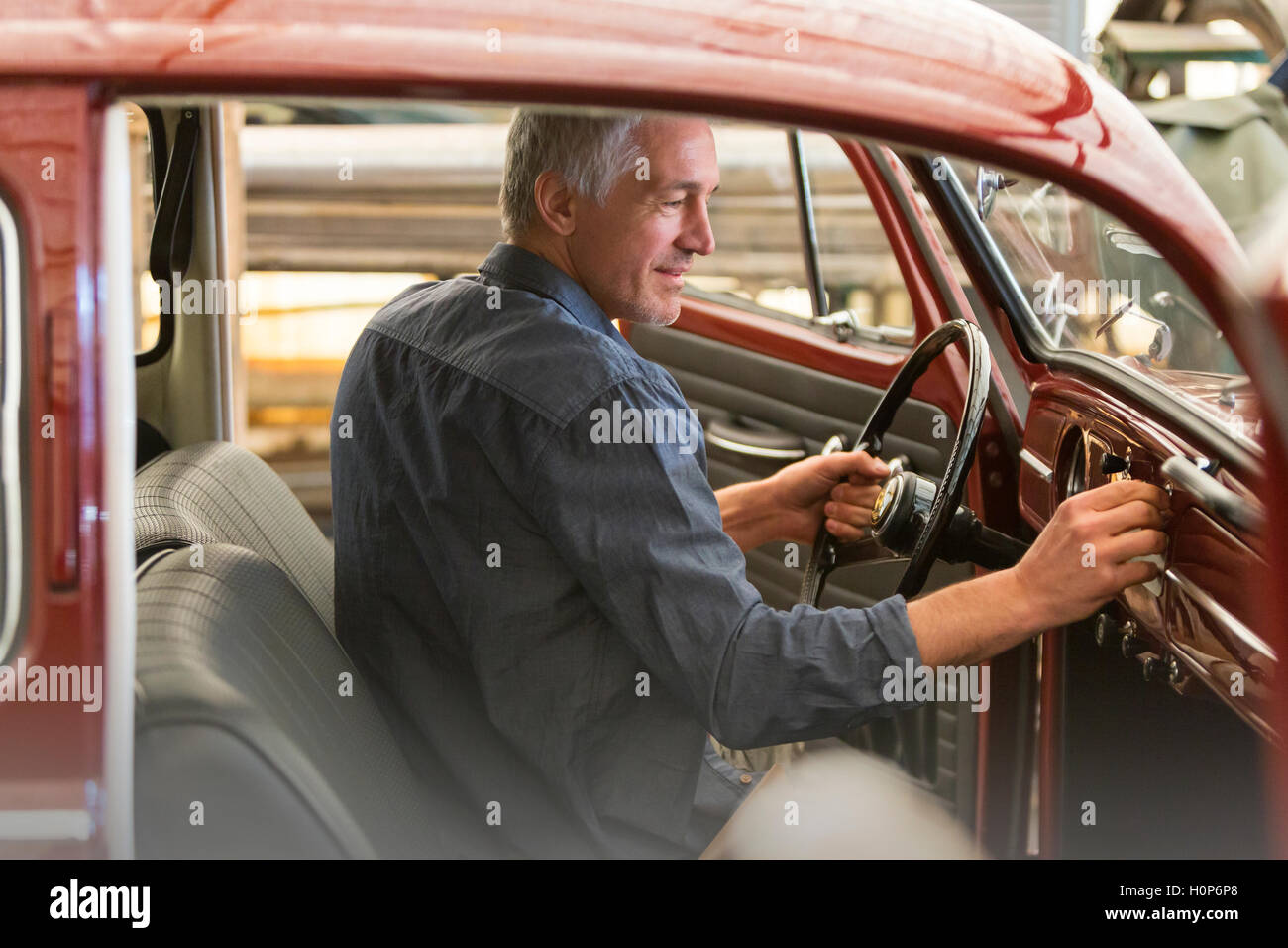 mechanic indoors classic car auto repair shop Stock Photo - Alamy
