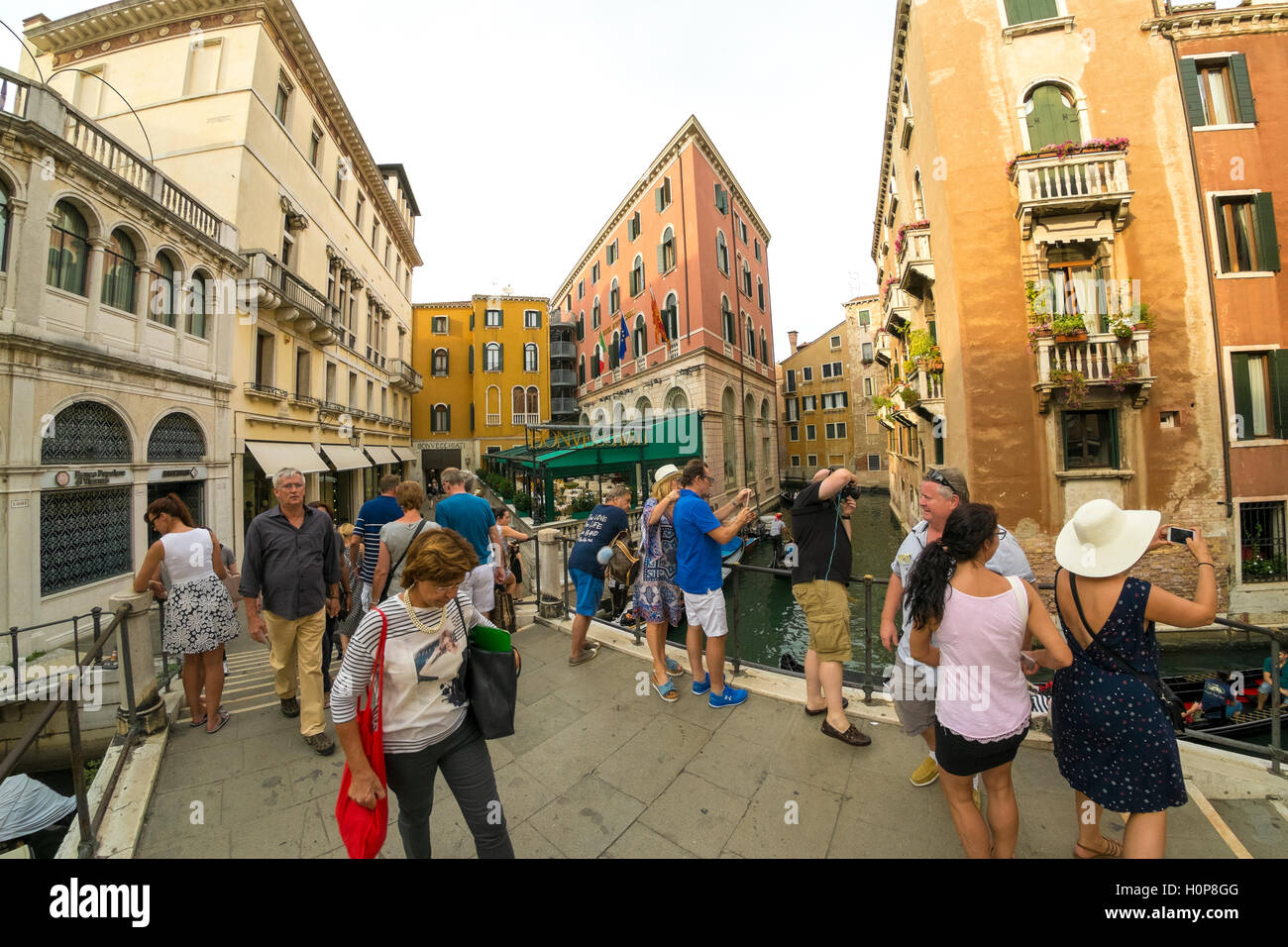 Venice crowded bridge hi-res stock photography and images - Alamy