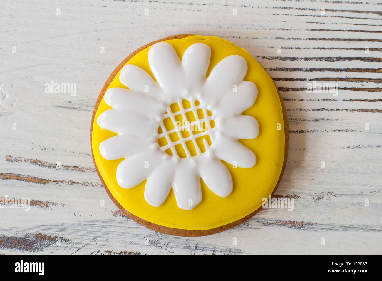Round cookie with flower picture Stock Photo - Alamy