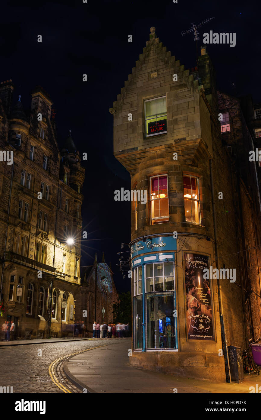 Cockburn Street in Edinburghs, Scotland, at night Stock Photo - Alamy