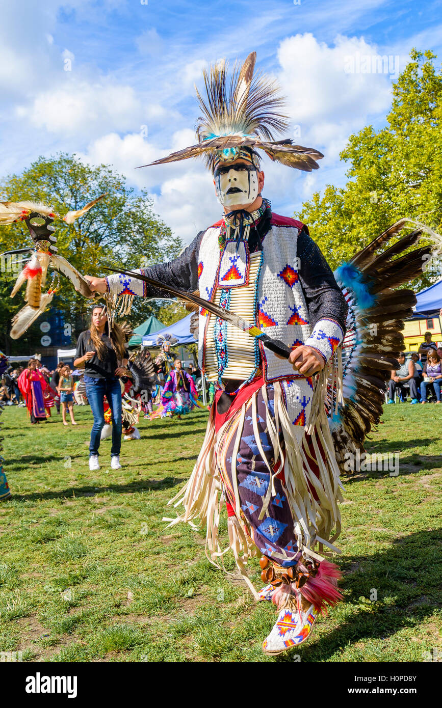 First nations dancer hi-res stock photography and images - Alamy