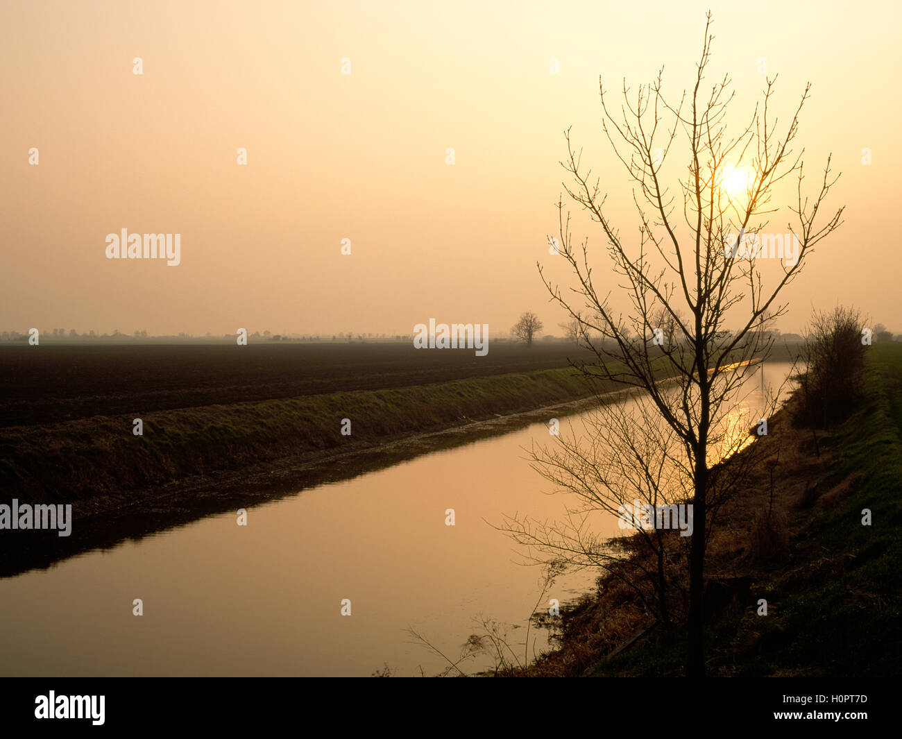 Romney marsh canal hi-res stock photography and images - Alamy