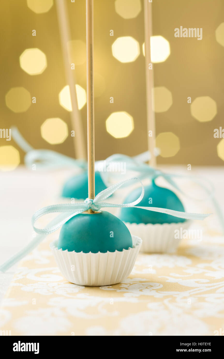 Turquoise cake pops hi-res stock photography and images - Alamy