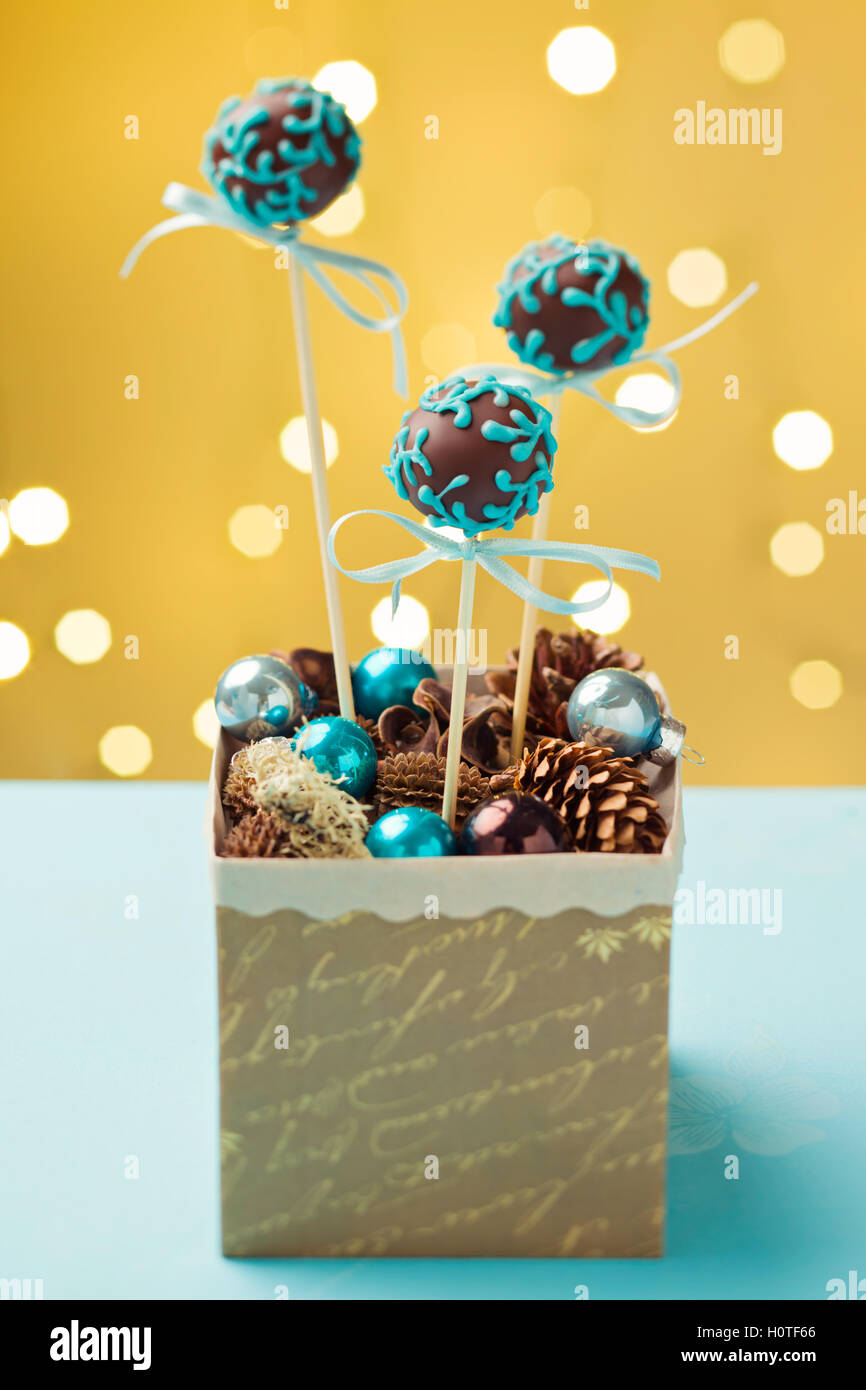 Turquoise cake pops hi-res stock photography and images - Alamy