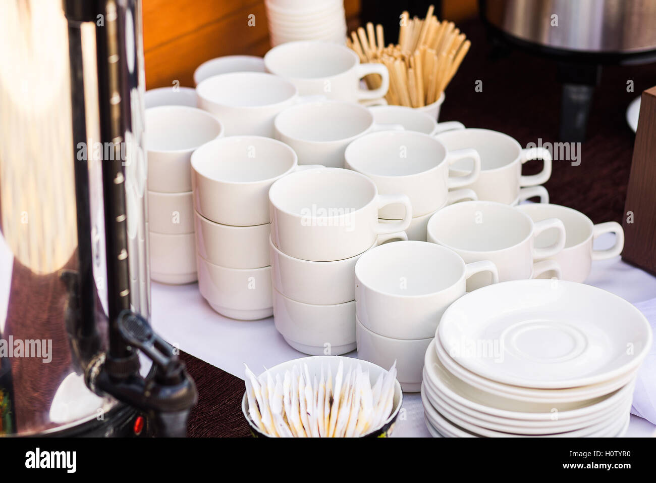 Breakfast catering. Empty clean white plates and cups Stock Photo - Alamy
