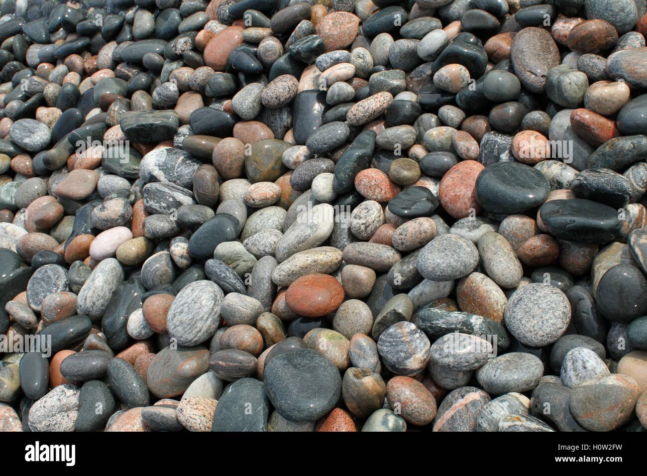 Pebble Beach - wet pebbles Stock Photo - Alamy