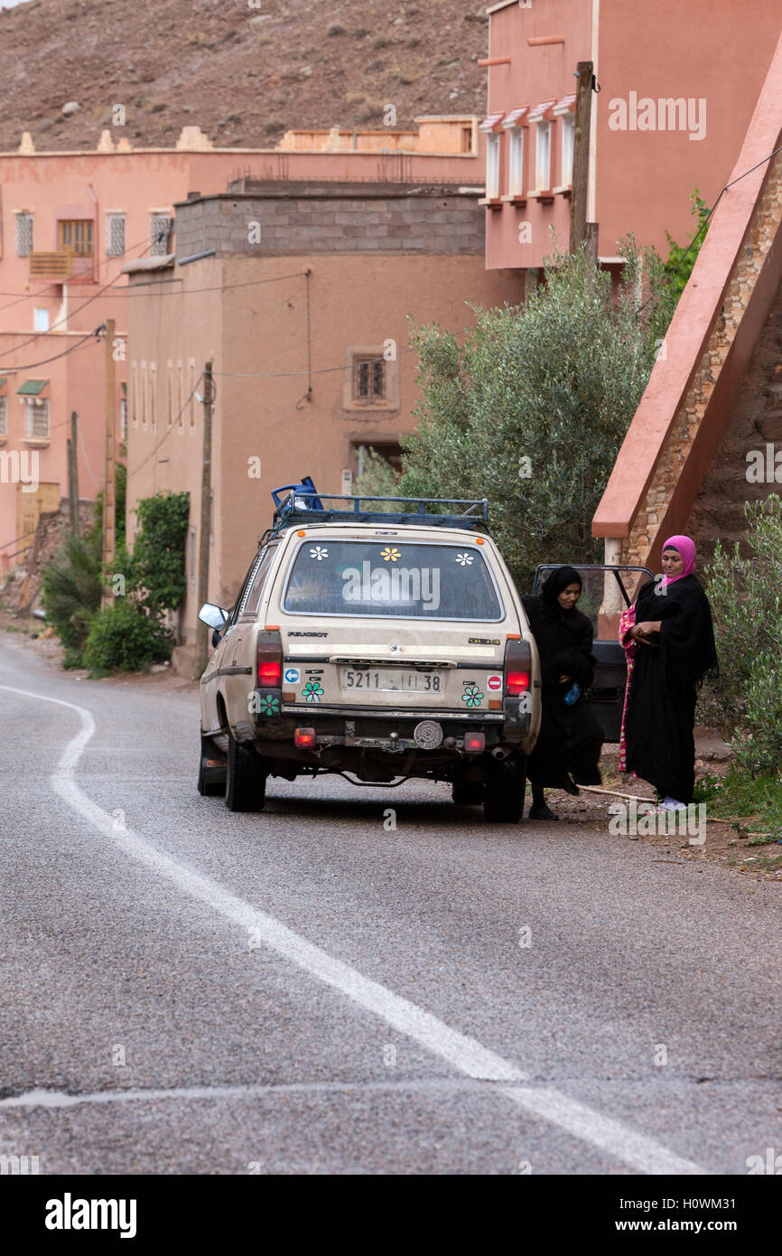 Getting taxi hi-res stock photography and images - Alamy