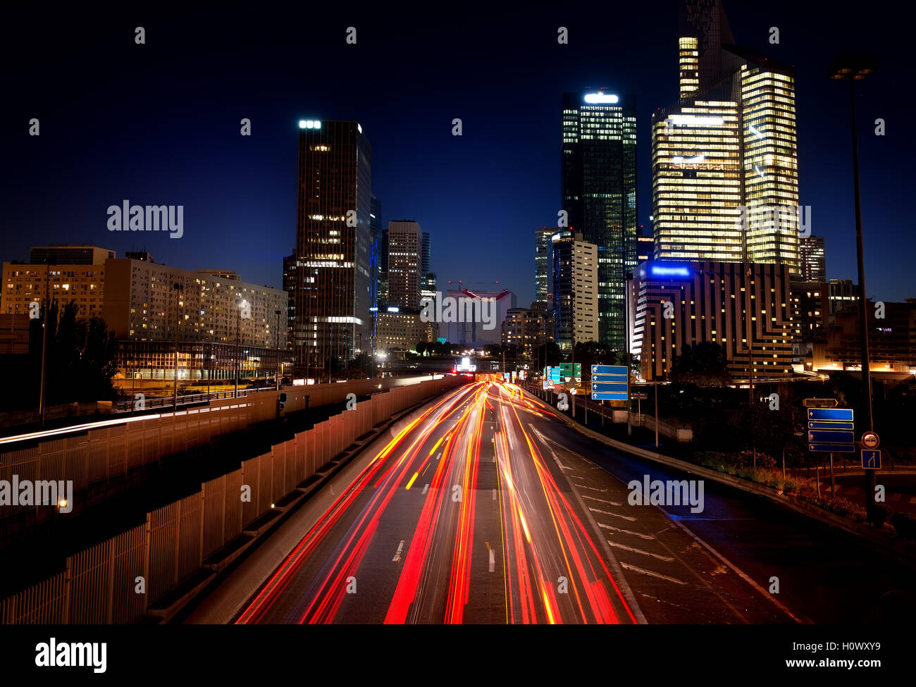 Bridge paris defense hi-res stock photography and images - Alamy