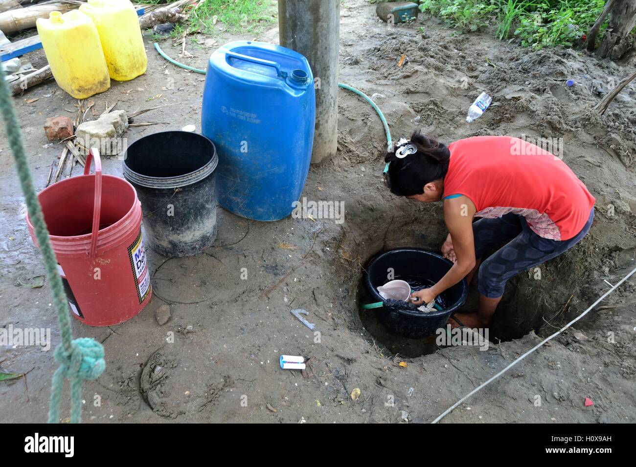 Extraction of water from a well in PUERTO PIZARRO. Department of Tumbes ...