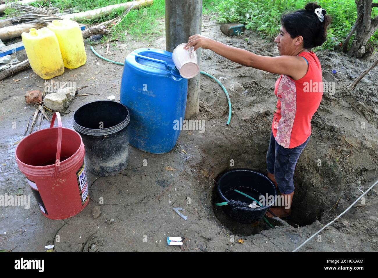 Extraction of water from a well in PUERTO PIZARRO. Department of Tumbes ...