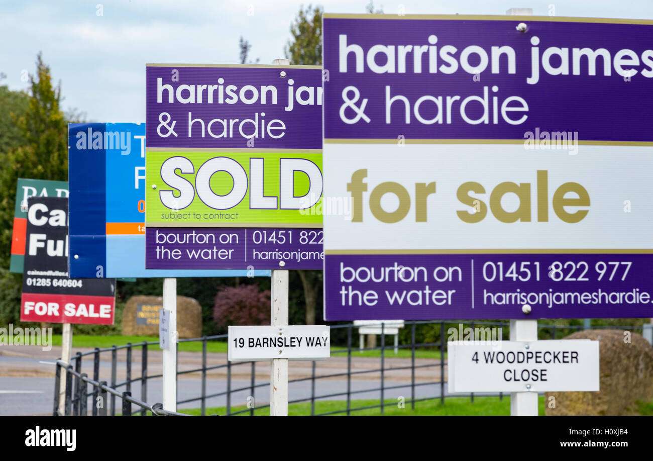 Uk estate agent signs hi-res stock photography and images - Alamy