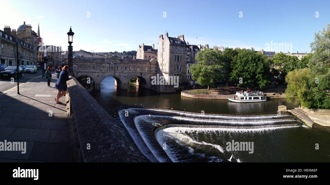 The Pulteney Bridge in Bath, England, seen from a distance Stock Photo ...
