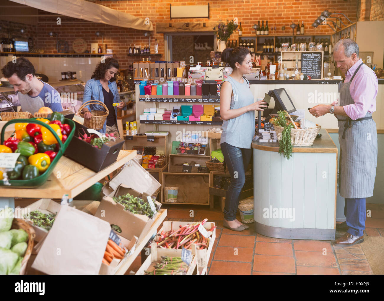 woman grocery store checkout Stock Photo - Alamy