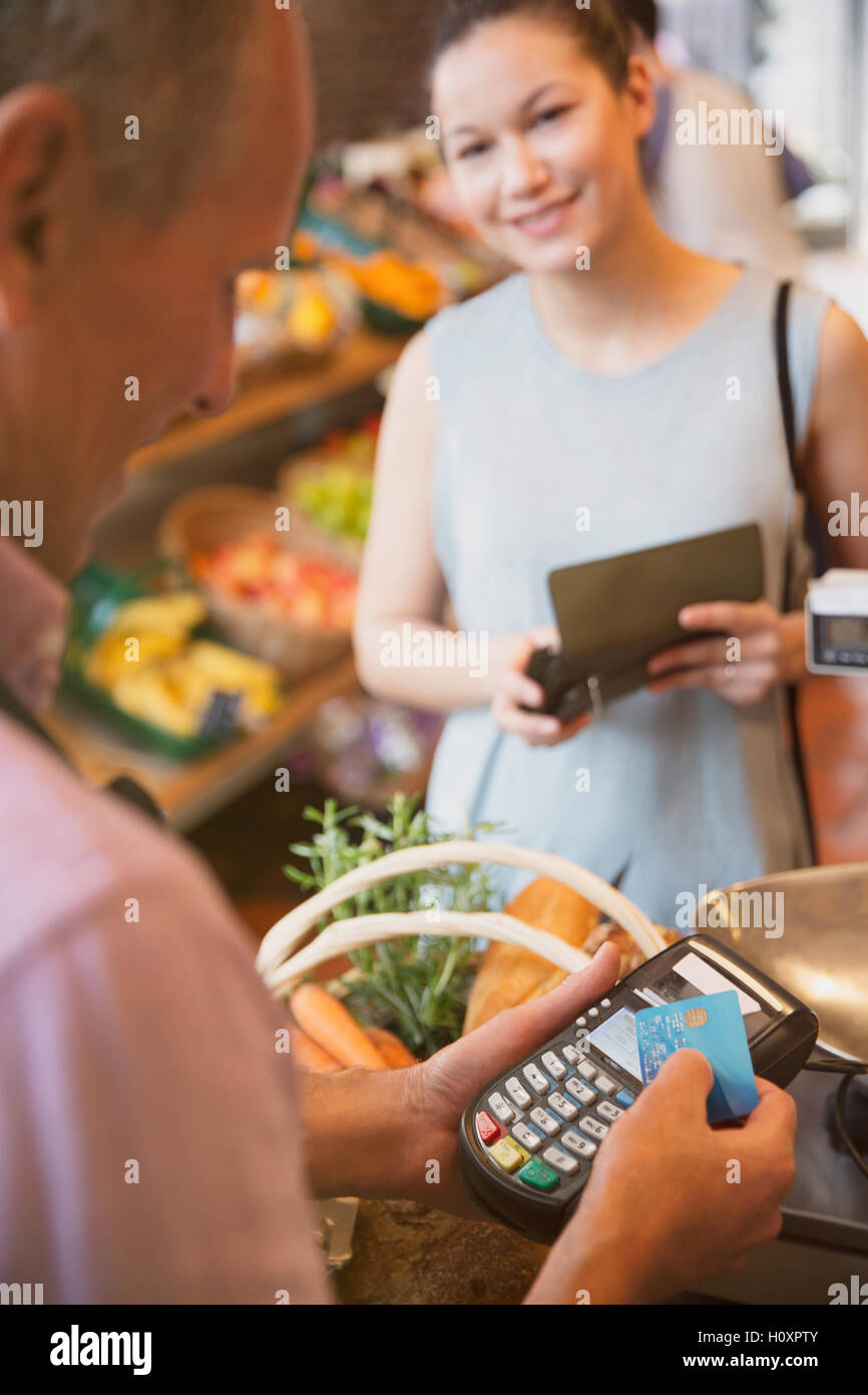 woman paying credit card grocery store checkout Stock Photo - Alamy