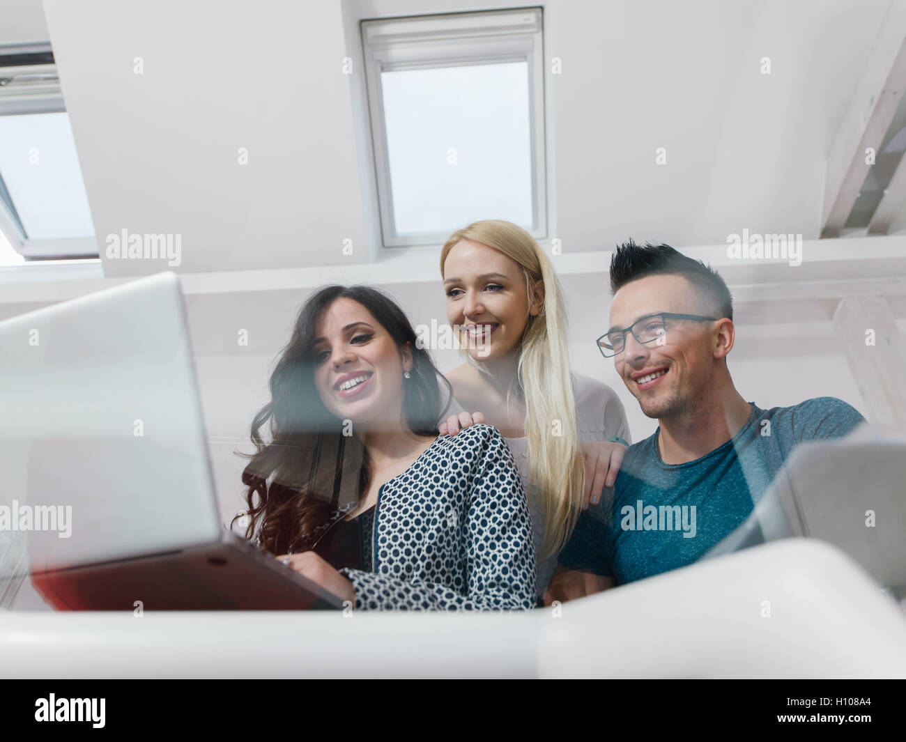 Multi ethnic people social hi-res stock photography and images - Alamy