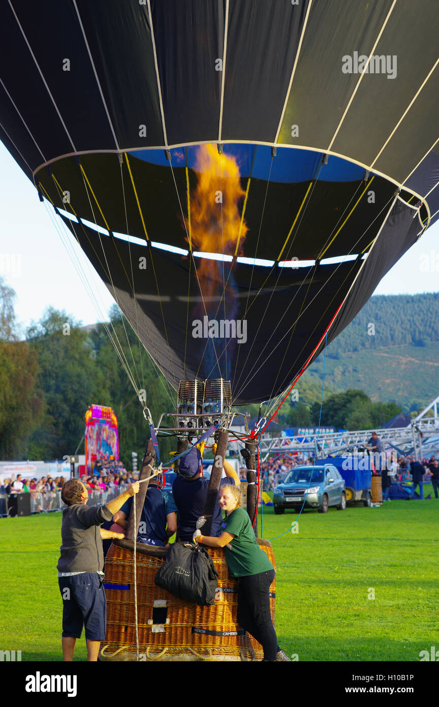 Hot air balloon preparing to take off hi-res stock photography and ...