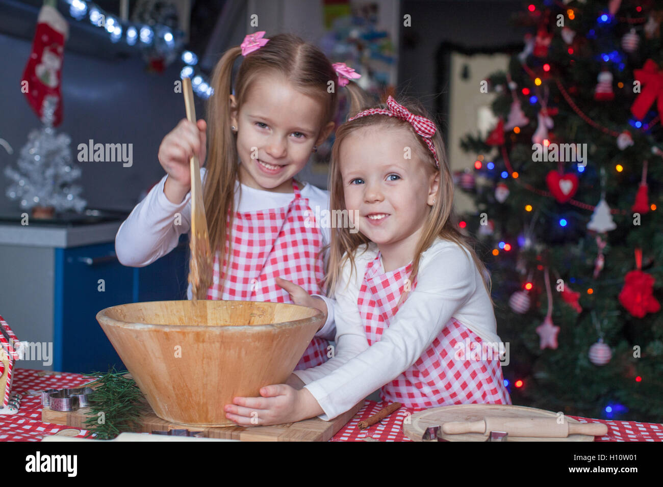 Two little girls make gingerbread cookies for Christmas Stock Photo - Alamy