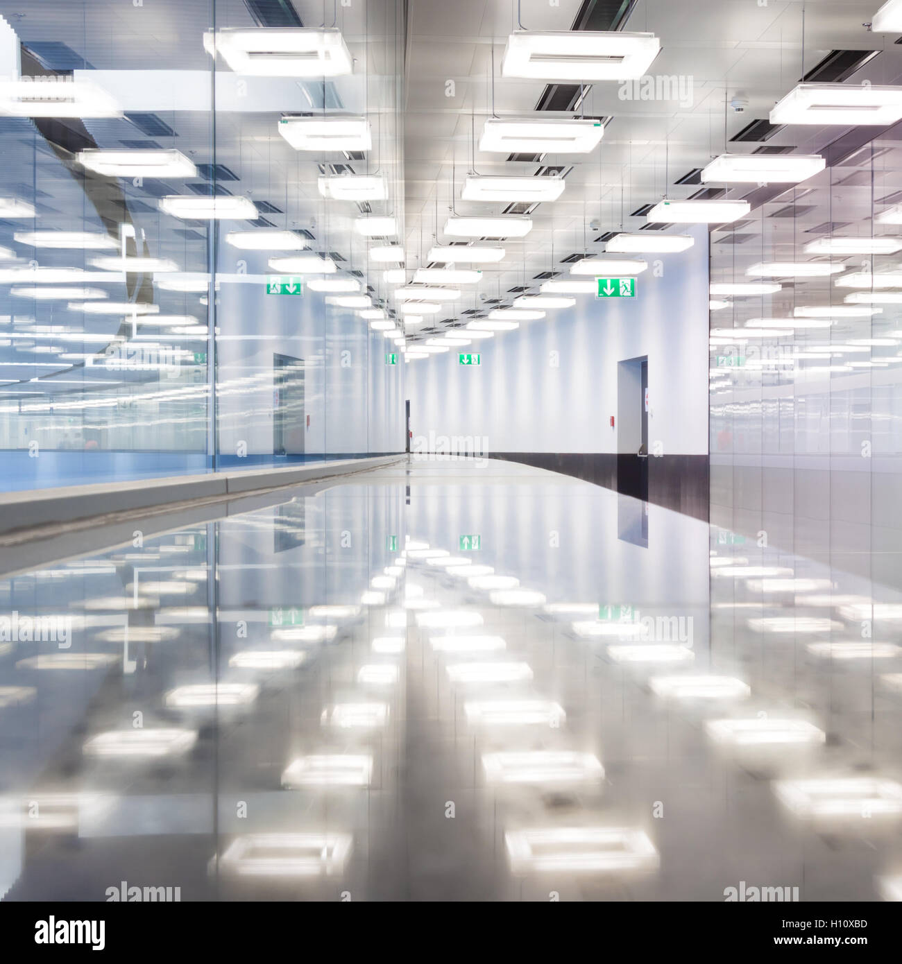 Contemporary airport terminal hall Stock Photo - Alamy