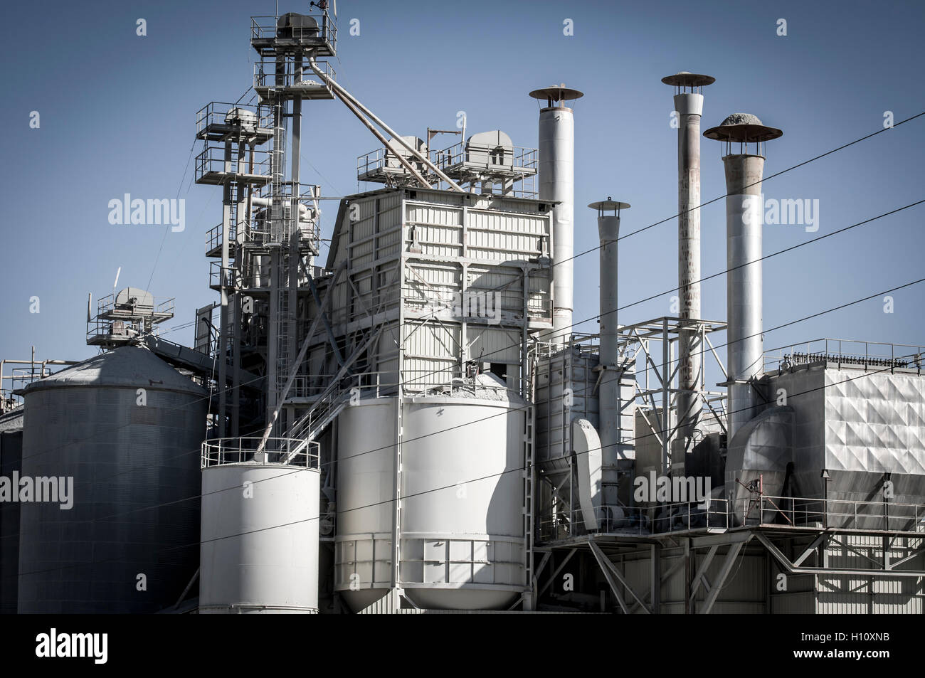 Refinery, pipelines and towers, heavy industry overview Stock Photo - Alamy