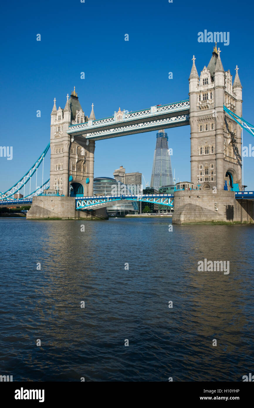 Warehouse buildings london bridge hi-res stock photography and images ...
