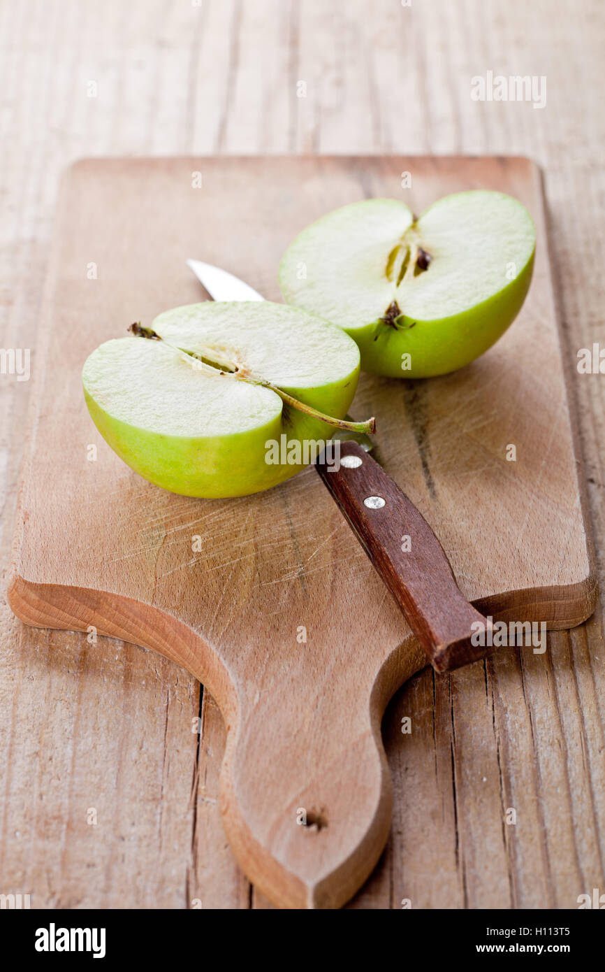 fresh green sliced apple and knife Stock Photo - Alamy