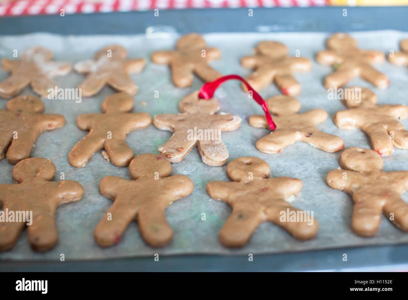 Ginger bread men on tray hi-res stock photography and images - Alamy
