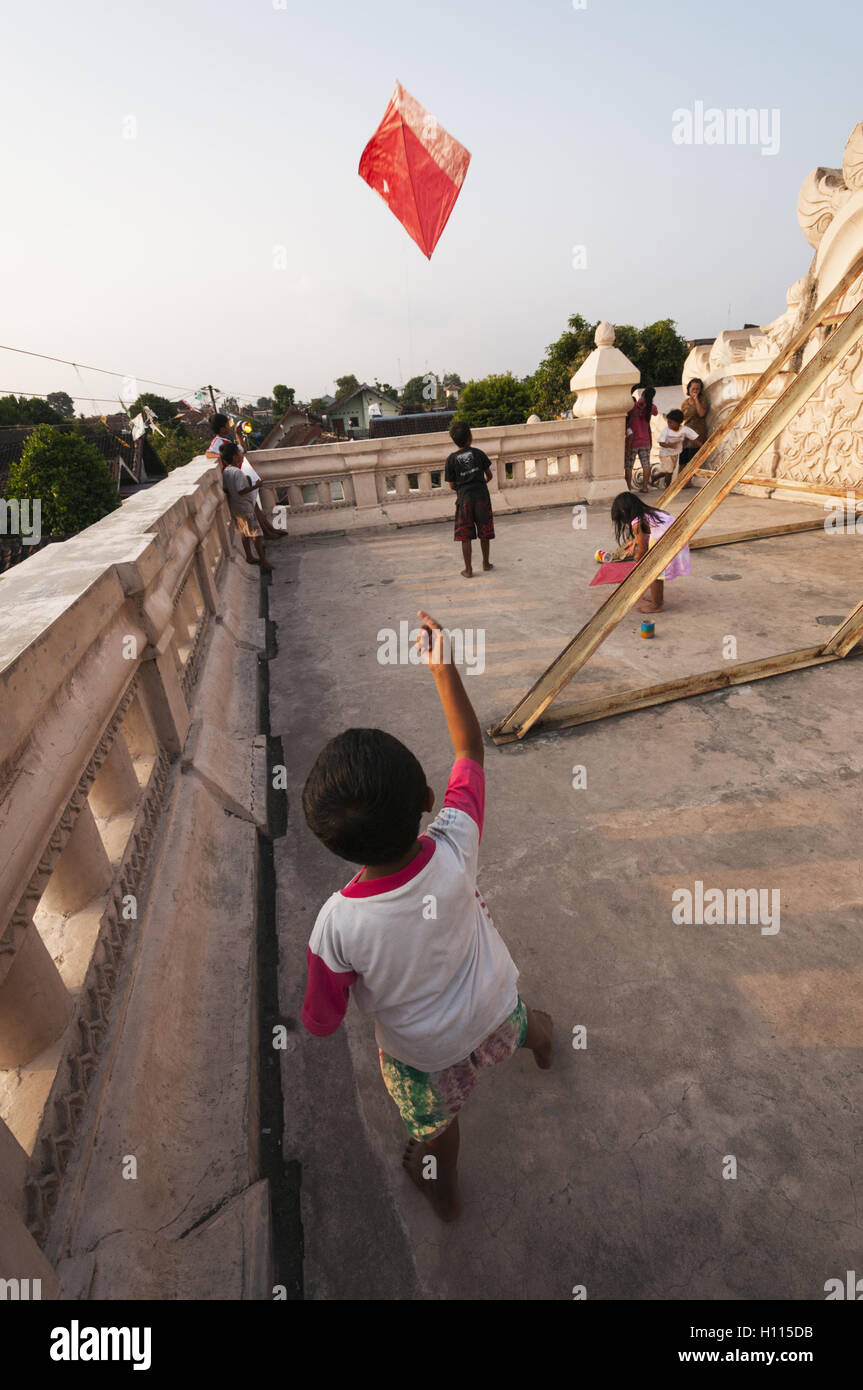 Indonesia, Java, Yogyakarta, boys flying kites Stock Photo - Alamy