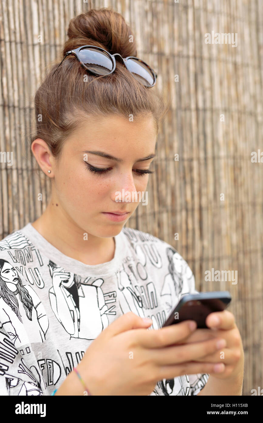 Young girl with mobile in hand taking pictures Stock Photo - Alamy