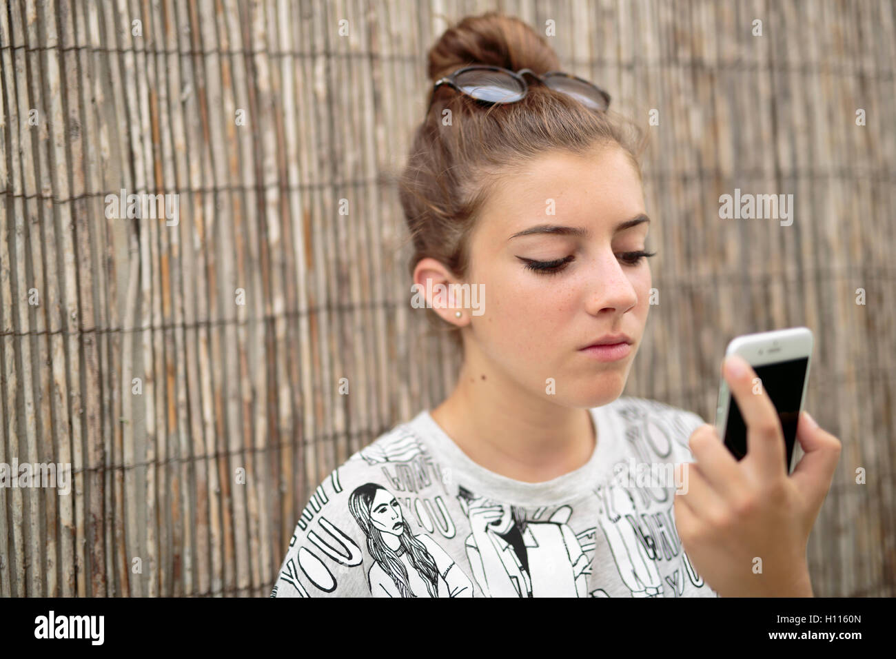 Young girl with mobile in hand taking pictures Stock Photo - Alamy