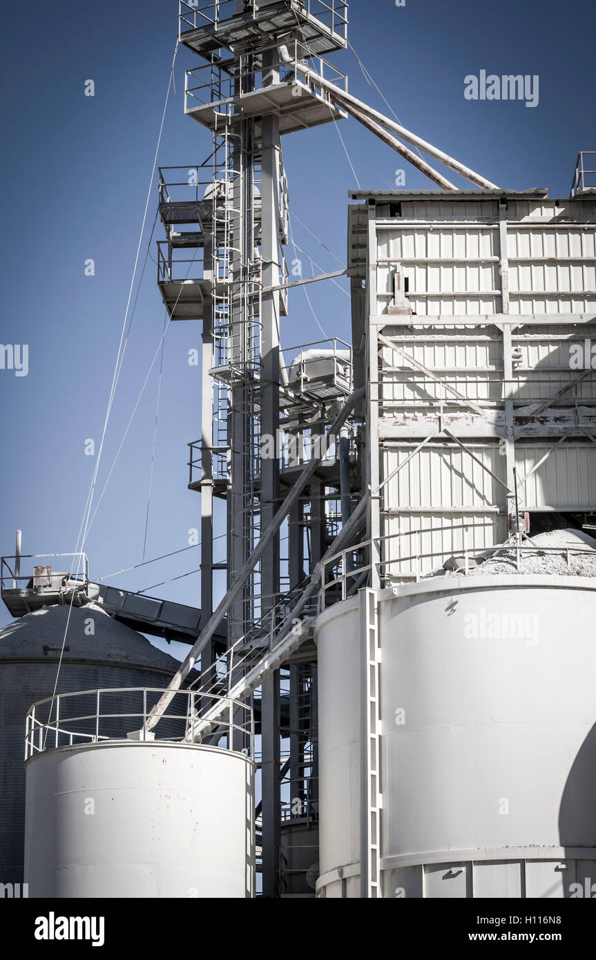 Modern Refinery, pipelines and towers, heavy industry overview Stock ...