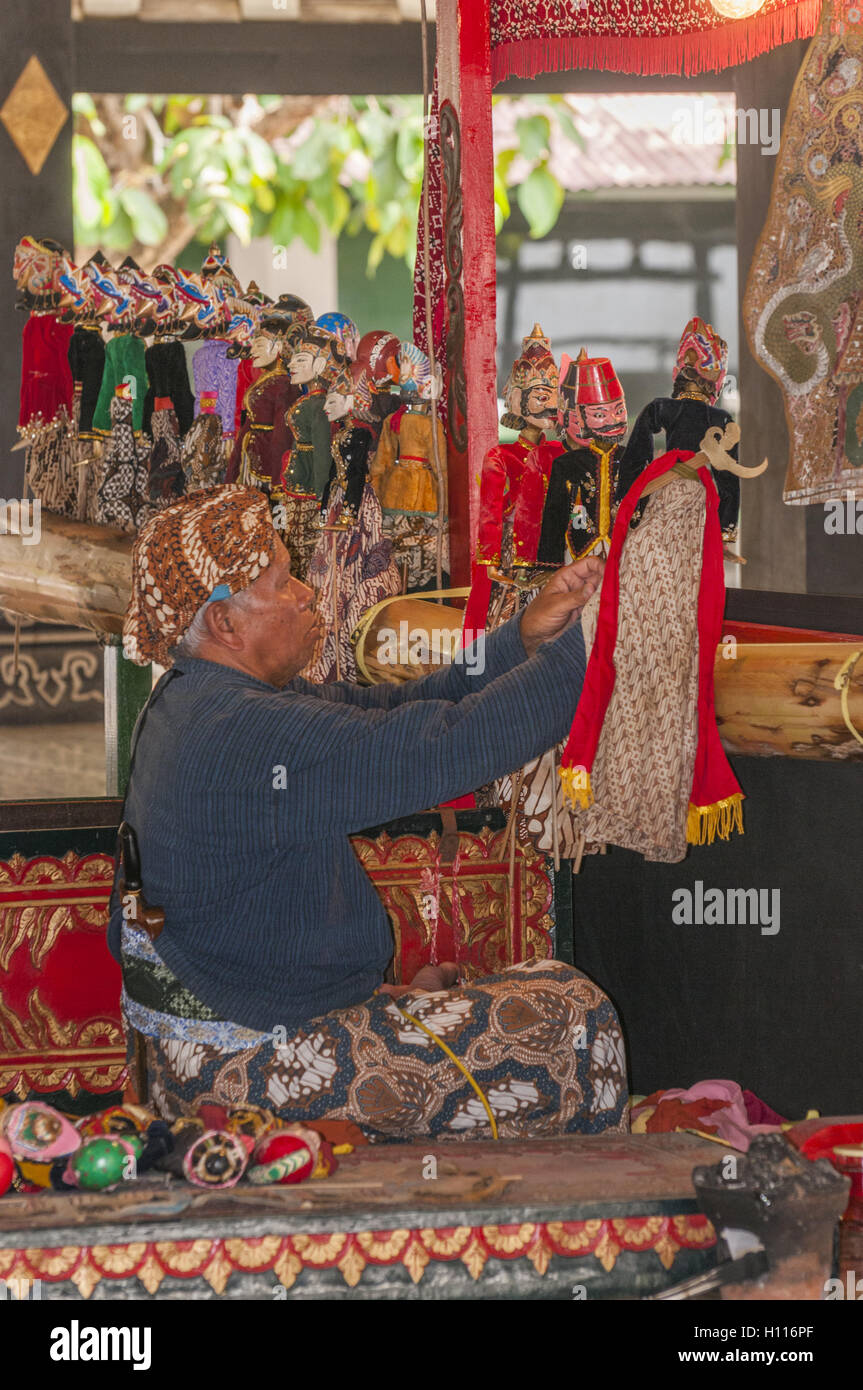Wayang kulit puppets hi-res stock photography and images - Alamy