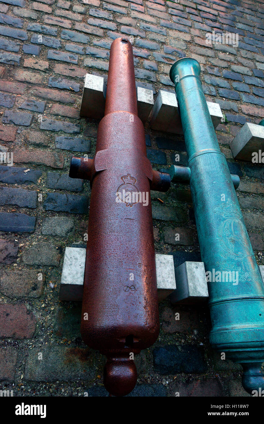 Cannon balls were cast for hi-res stock photography and images - Alamy