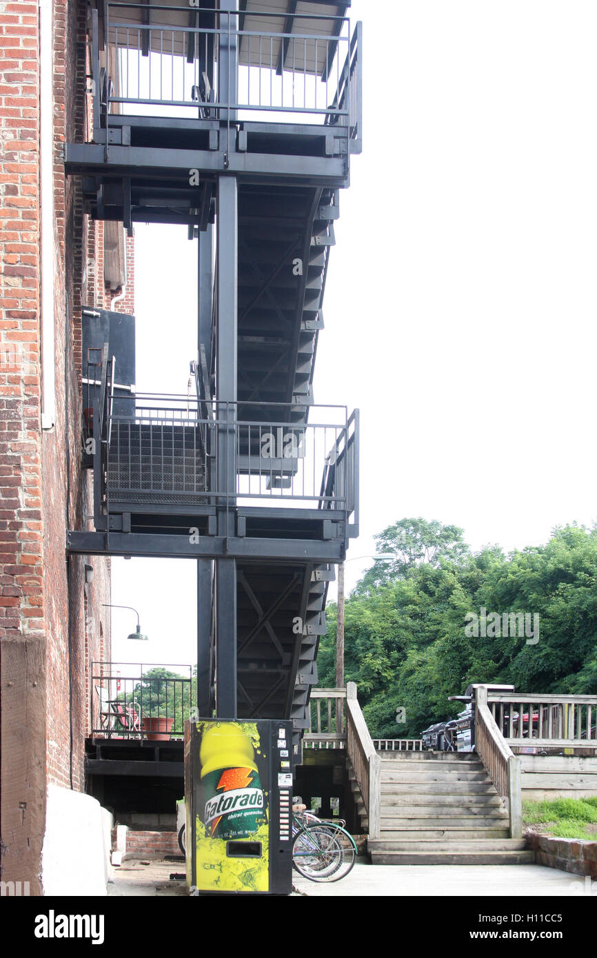 Metal stairs on exterior building hi-res stock photography and images ...