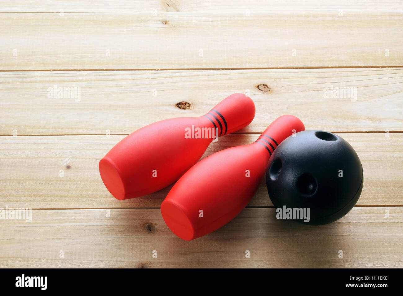 Bowling pins and ball hi-res stock photography and images - Alamy
