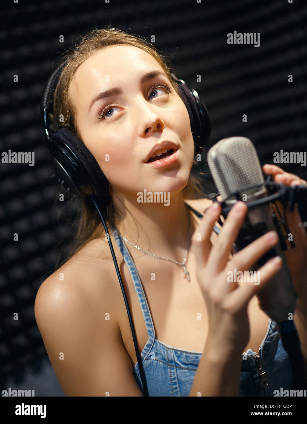 Singing girl with mic hi-res stock photography and images - Alamy
