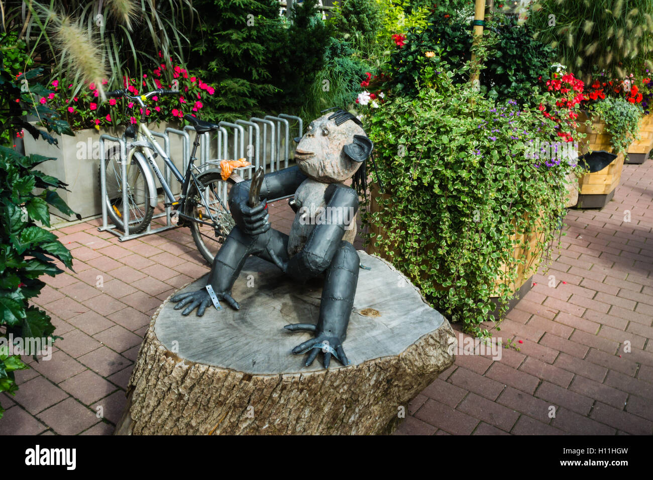 Monkey sculpture garden hi-res stock photography and images - Alamy