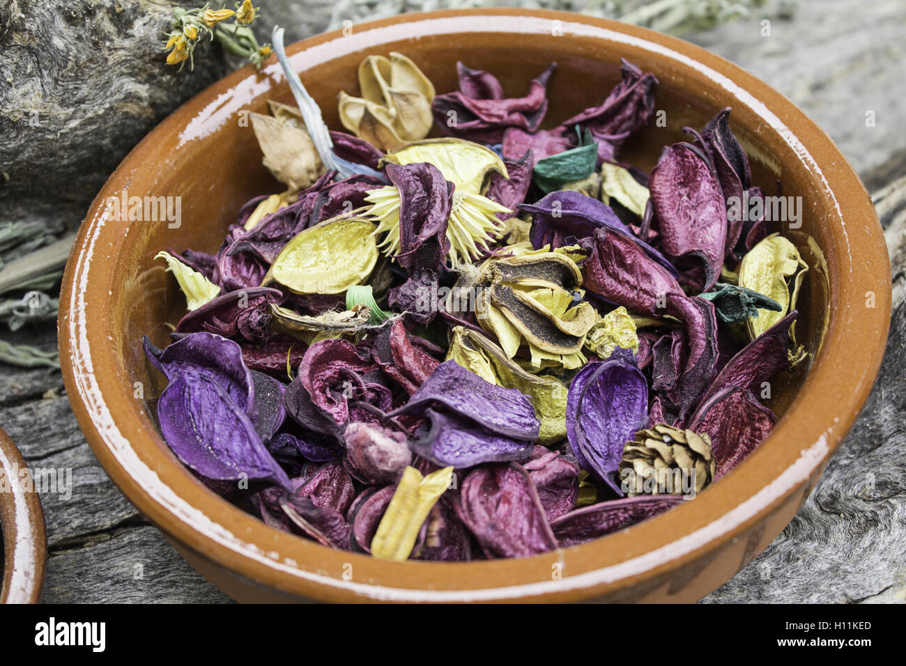 Plate with dry leaves and scented colors Stock Photo - Alamy