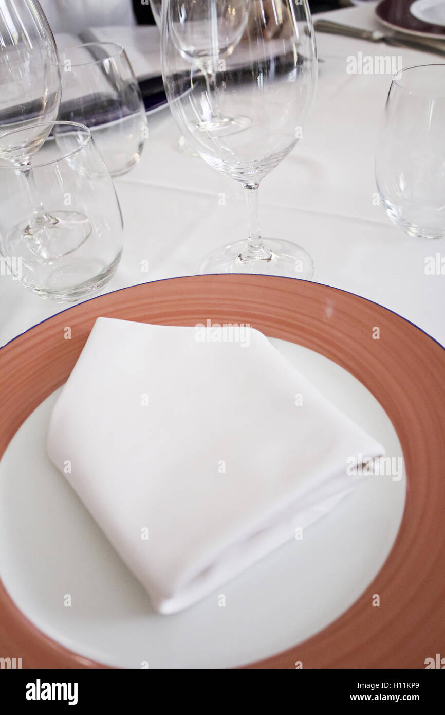 Plate with napkin at restaurant celebration Stock Photo - Alamy