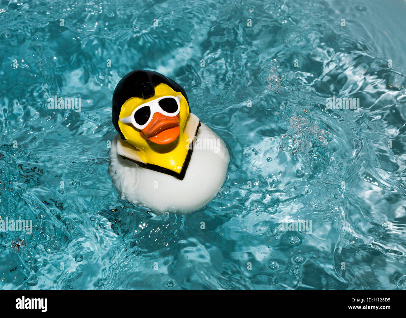 Rubber duck making a splash in water Stock Photo - Alamy