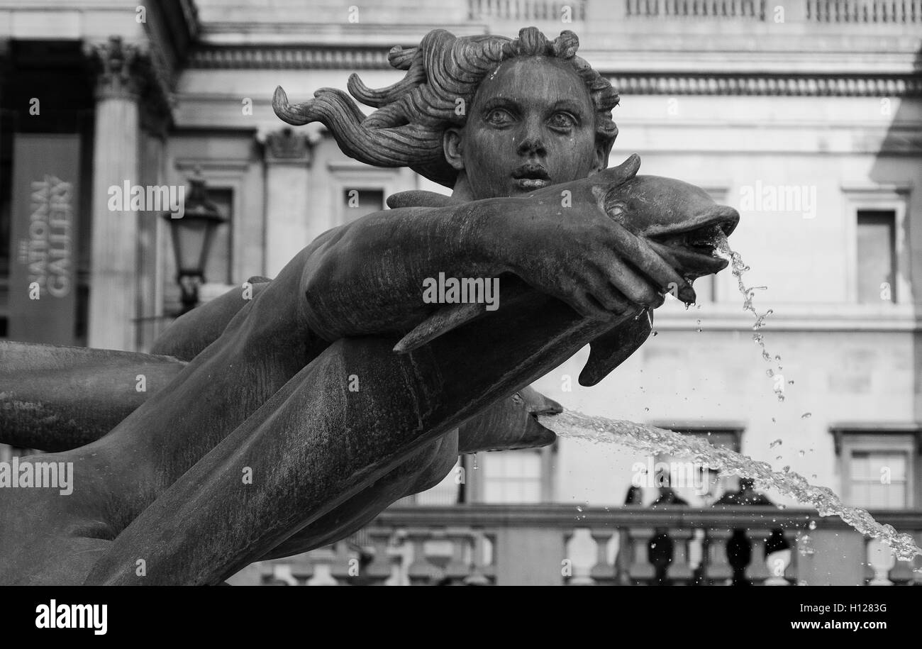 Water fountain trafalgar square hi-res stock photography and images - Alamy