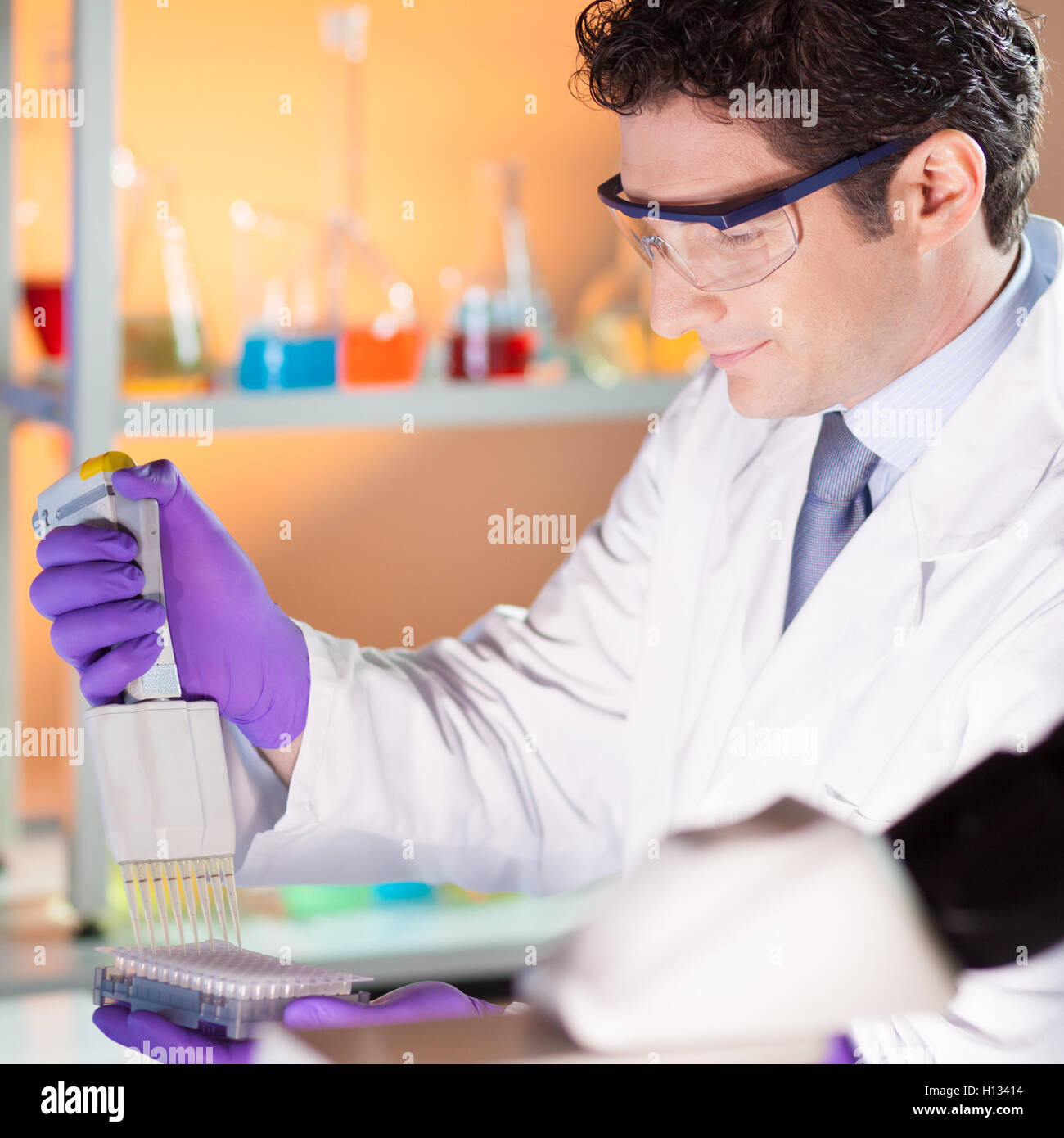Researcher pipetting in laboratory Stock Photo - Alamy