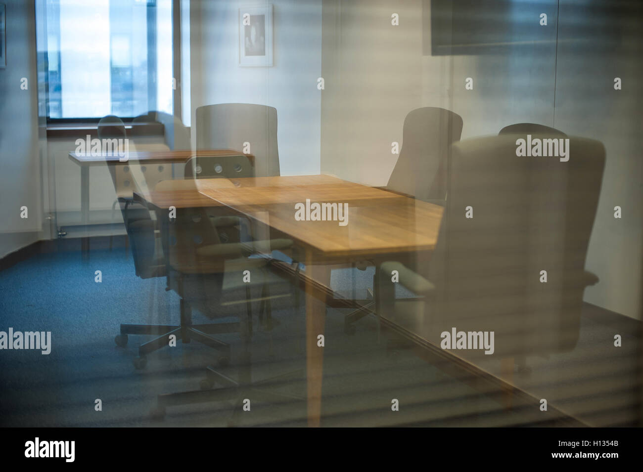Conference room door closed hi-res stock photography and images - Alamy