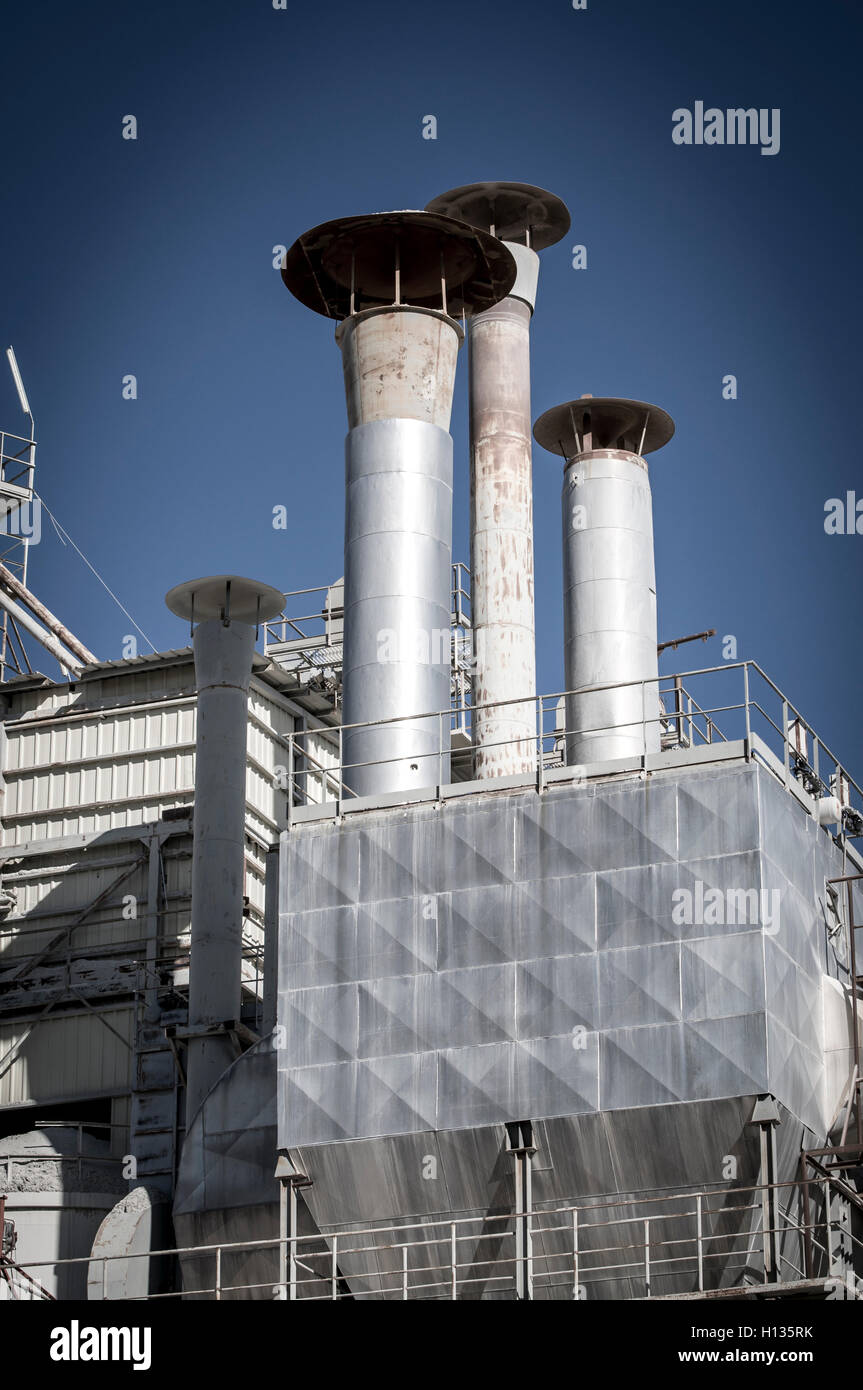 Metal refinery, pipelines and towers, heavy industry overview Stock ...