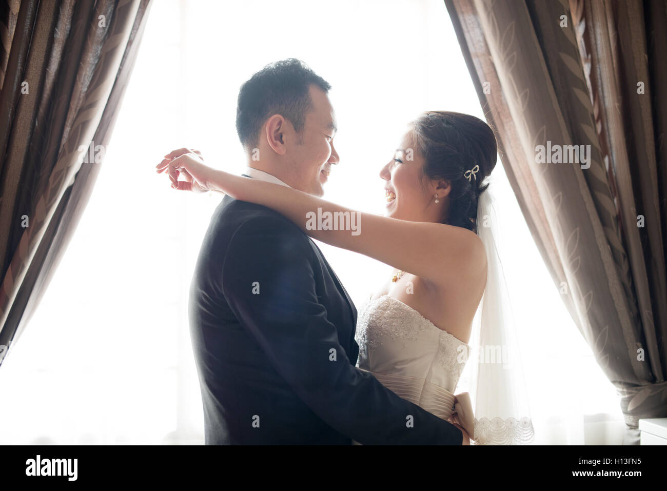 Asian Chinese wedding couple dancing Stock Photo - Alamy