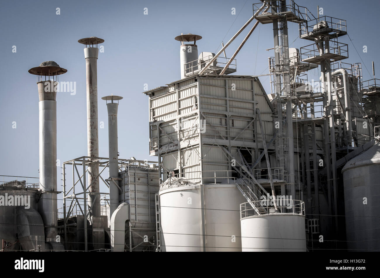 Oil refinery overview plant business hi-res stock photography and ...