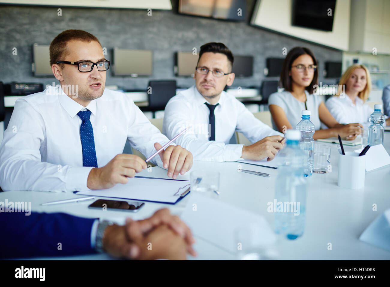 Moment of discussion hi-res stock photography and images - Alamy
