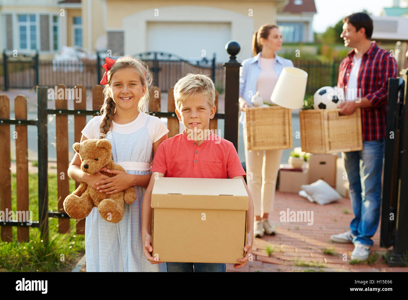 Man leaving family hi-res stock photography and images - Alamy