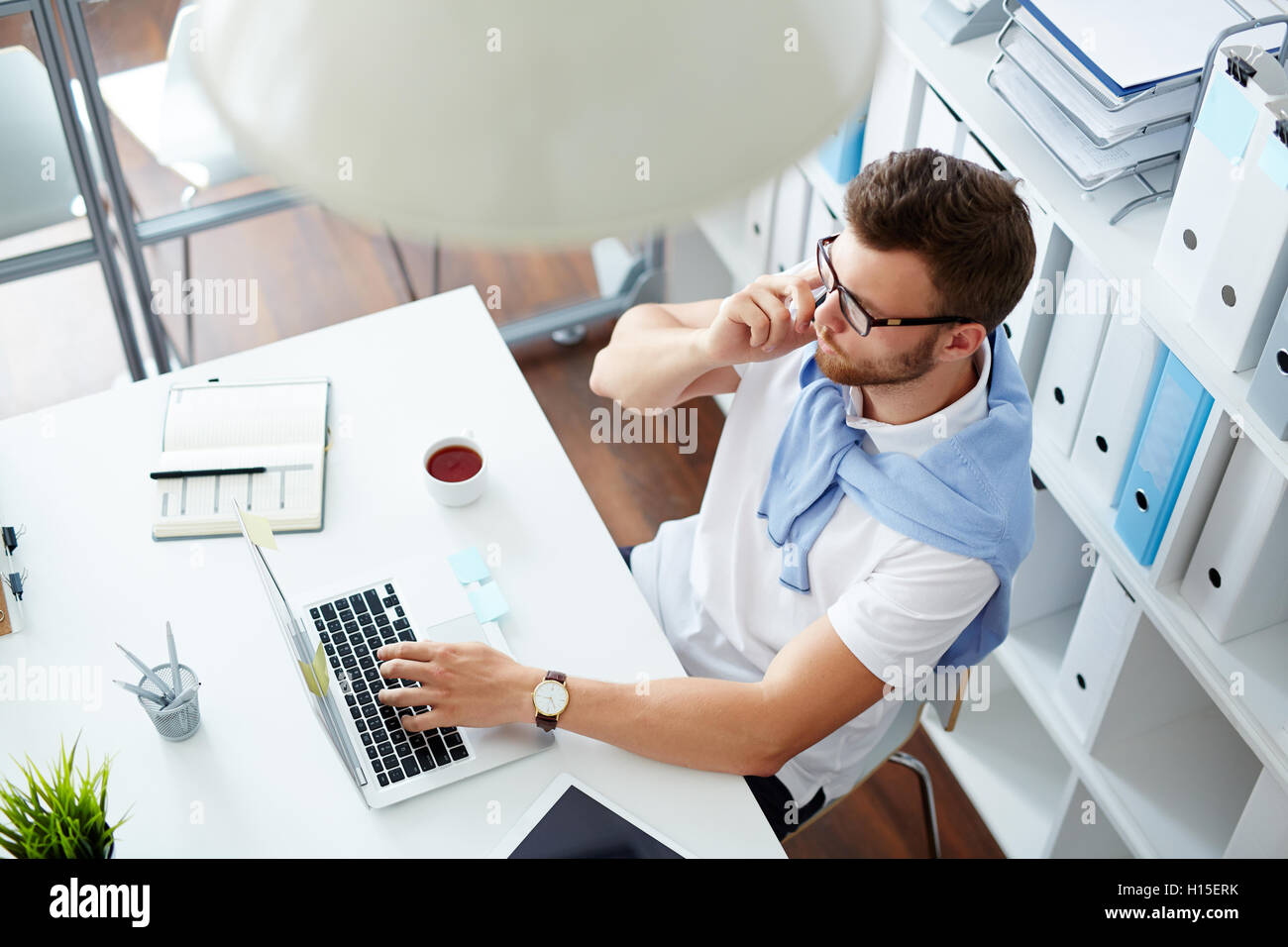 Busy businesspeople hi-res stock photography and images - Alamy