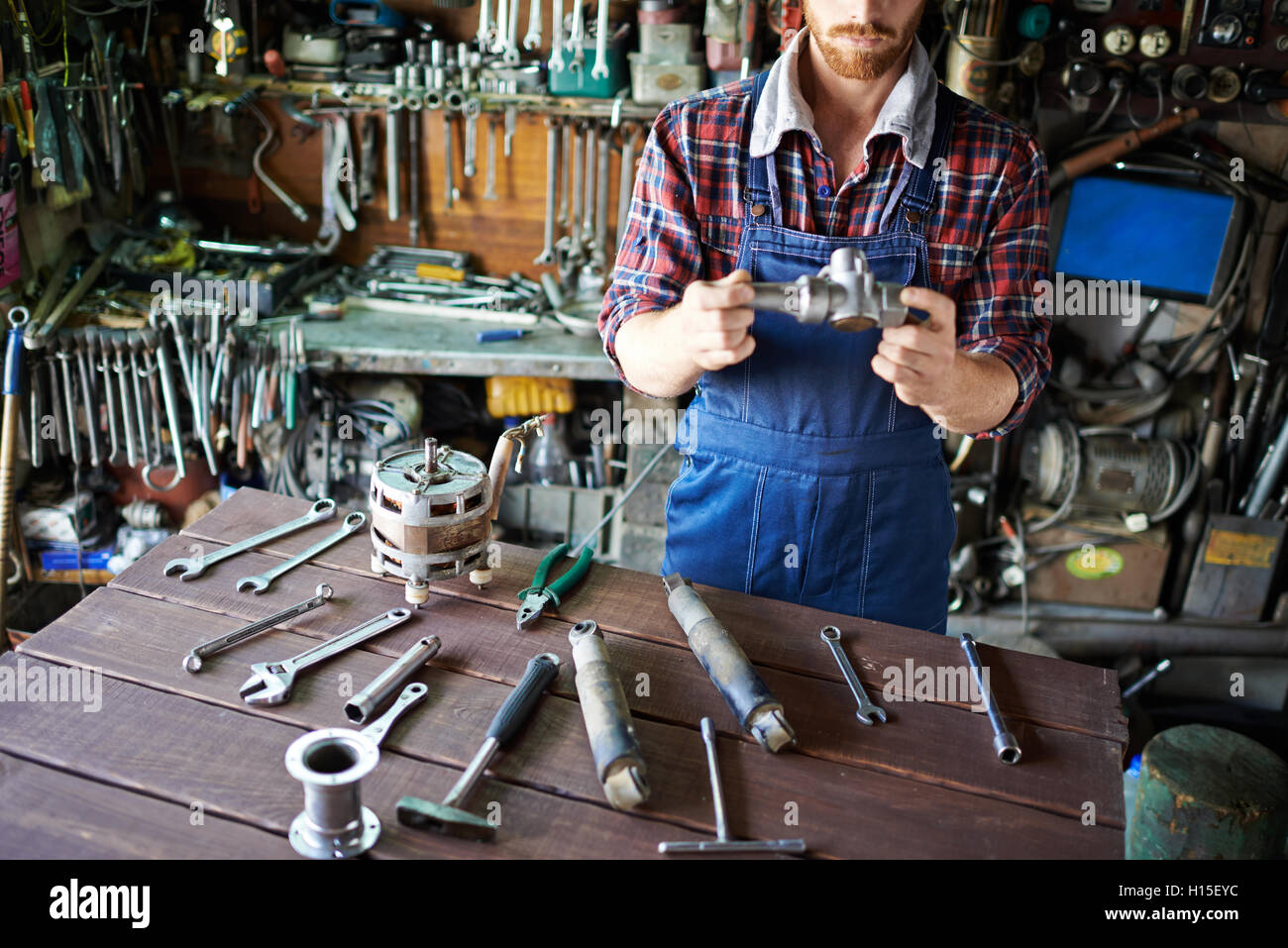 Mechanic at work Stock Photo - Alamy